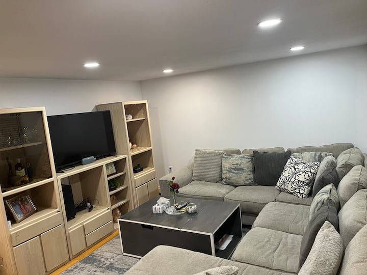 Modern Bedroom+ Fast Wifi, Bus Routes And Parking - Yellowknife