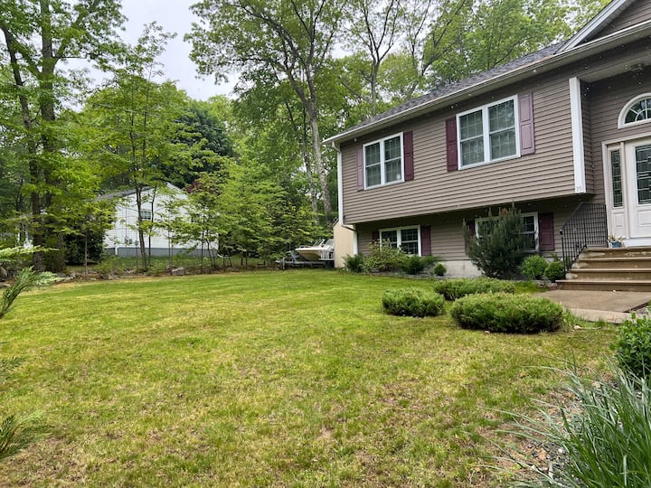 Enchanting & Cozy Lakeside House - Thompson, CT