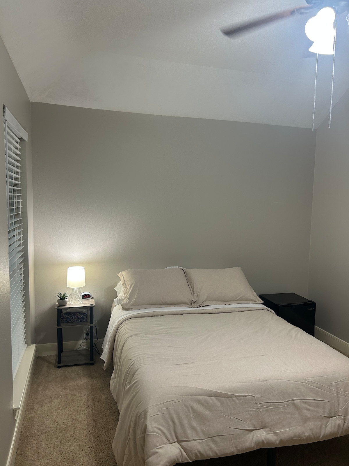 Cozy Bedroom (Near a bus stop, off of 1960) ! - Houses for Rent in ...