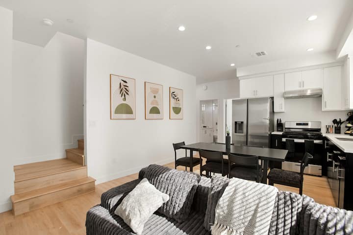 New Home 5br/5ba Near Convention Center - Los Angeles, CA