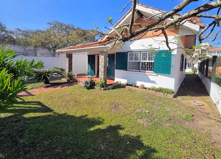 Casa Poucos Passos Do Centro E Junto Av. Igreja. - Tramandaí