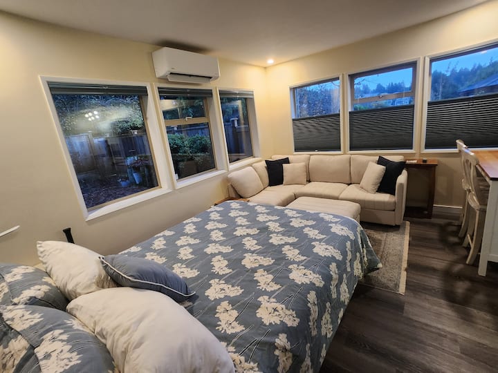 Bright, Ground-level Studio Suite In Brentwood Bay - North Saanich