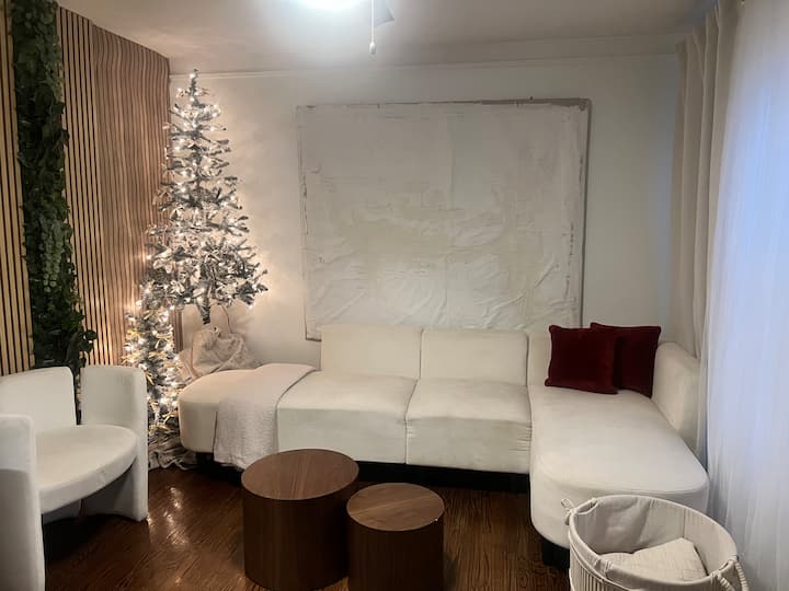 Festive Holiday Stay| King Bed| Wi-fi| Wash&dryer - Livonia, MI