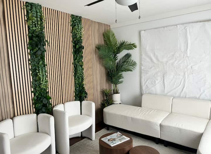 Serene Tranquil Stay | King Bed| Wi-fi| Wash&dryer - Farmington Hills, MI