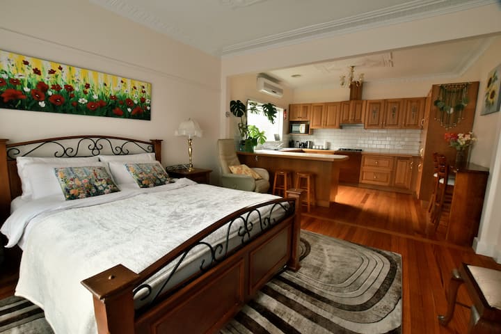 Spacious Studio Close To Airport & Cbd. Free Wi-fi - St Albans