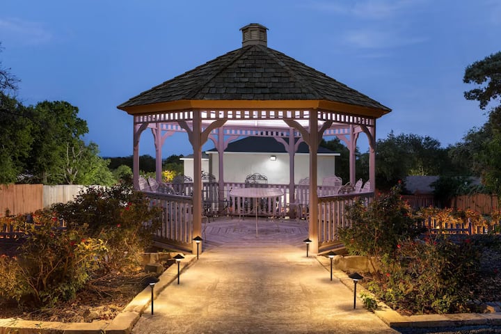 Grape Creek Stay & King Suites Pool/breakfast - Fredericksburg, TX