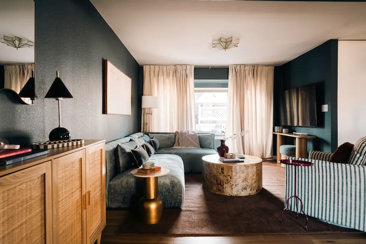 Stereo Social • Vibey Retreat, Hot Tub, Movie Room - 골든