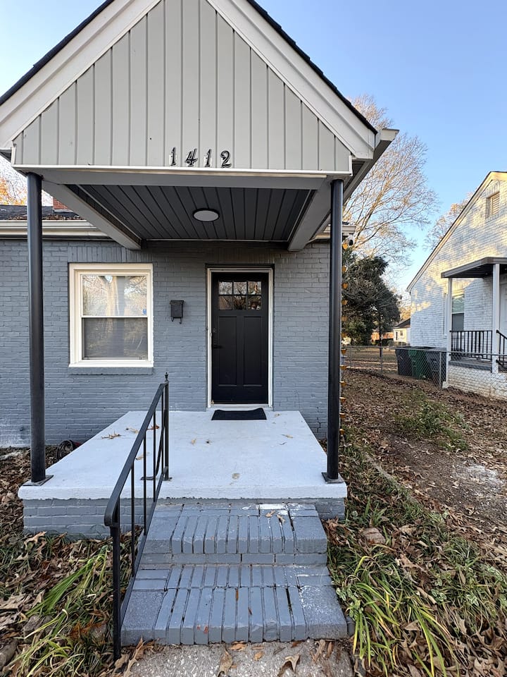 Gorgeous Classic, Duplex Home With A Modern Twist - Charlotte Douglas Airport (CLT)