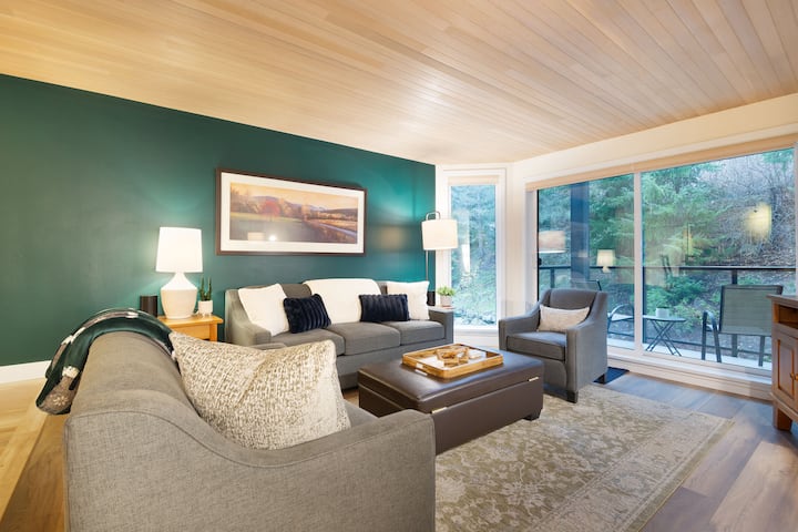 The Bear Den: 2br - Pool, Hot Tub, Free Parking - Whistler