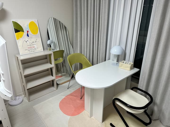 !+뉴카츄L]화이트우드와 그린 침구류/얼리체크인/레이트아웃가능/Ott/실시간tv/중심지 - Daegu