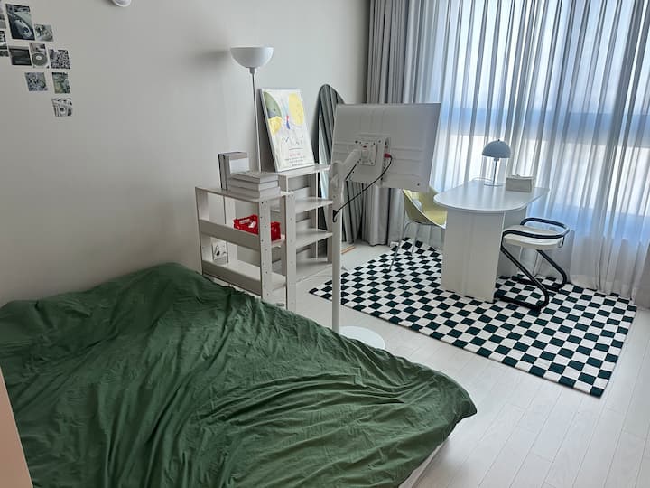 !+뉴카츄L]화이트우드와 그린 침구류/얼리체크인/레이트아웃가능/Ott/실시간tv/중심지 - Daegu