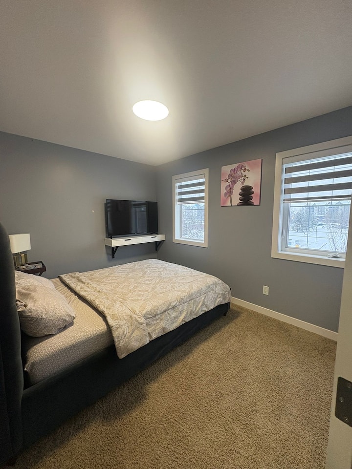 Amazing Clean Room. New. Queen B. Private Washroom - Canada