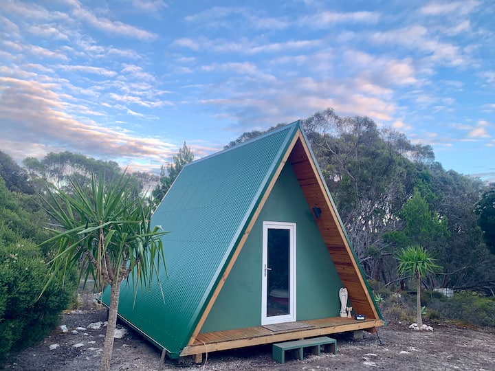 Off-grid Lagoon Retreat • Cozy A-frame Naturecabin - Kangaroo Island