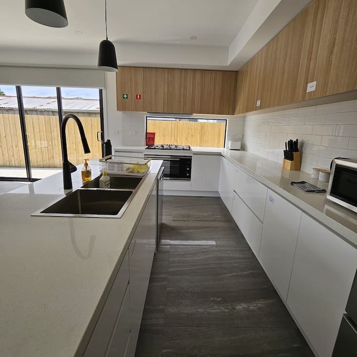 Modern 12-bed Guesthouse, 12 Mins From Airport. - Melbourne