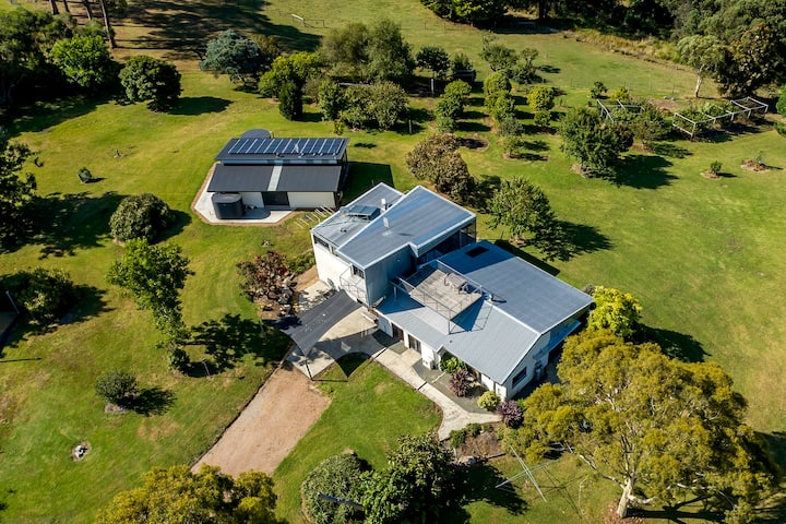 Paradise Point!
A Remarkable Secluded Property. - Lakes Entrance