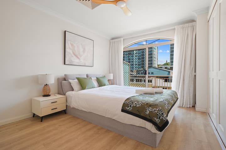 Home Theatre &Xbox, Massage Sofa, BBQ Retreat - Houses for Rent in ...