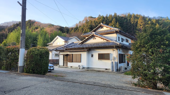 大家族の一軒家/小川のせせらぎと星空の宿/Icから5分/富岡製糸場,軽井沢へのアクセス/駐車場7台 - Takasaki