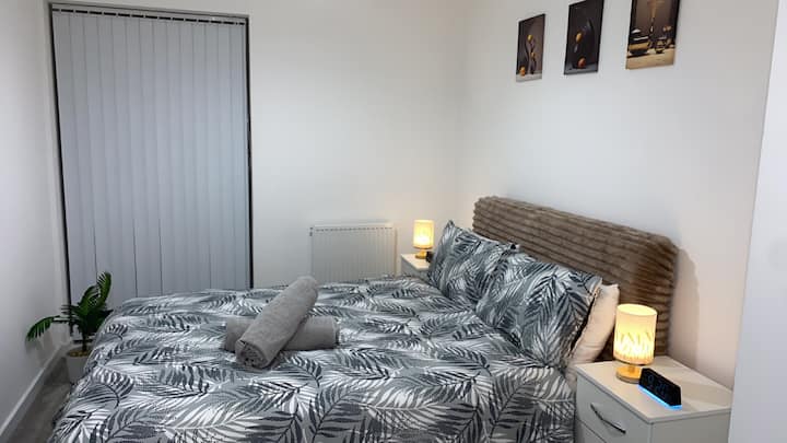 Premium London Apt | 2-bed, 2-bath + Balcony - Londres
