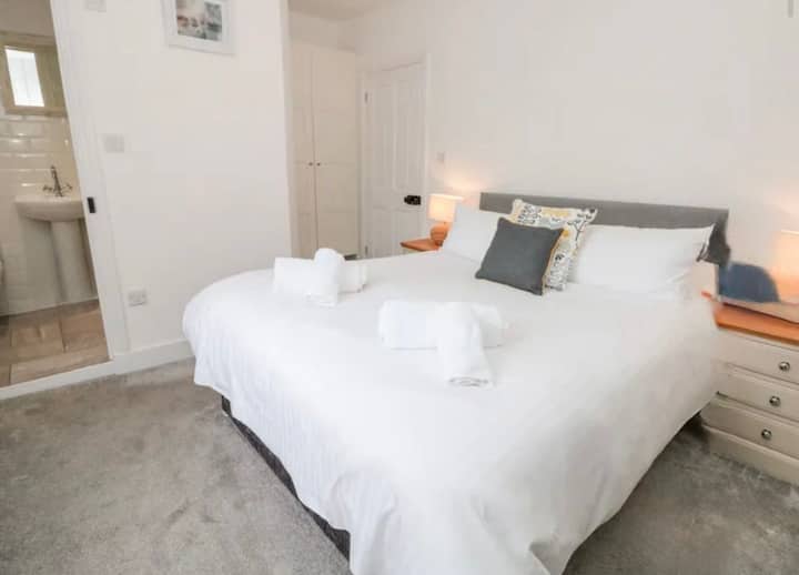 Stunning Apartment Located In Heart Of Dartmouth - Dartmouth