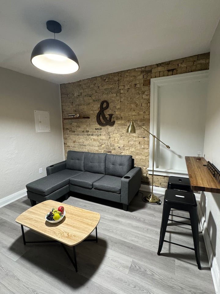 Dundas Delight 1-bedroom Unit - London