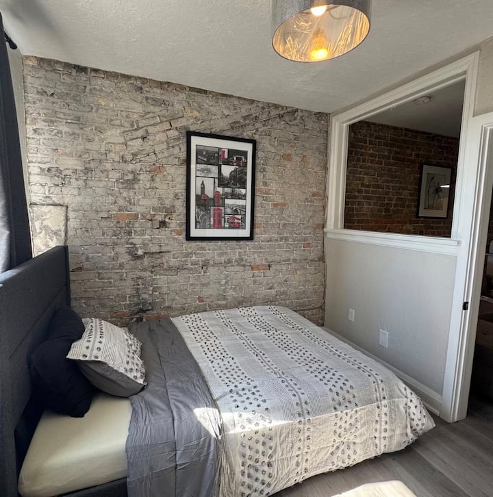 Dundas Delight 1-bedroom Unit - London