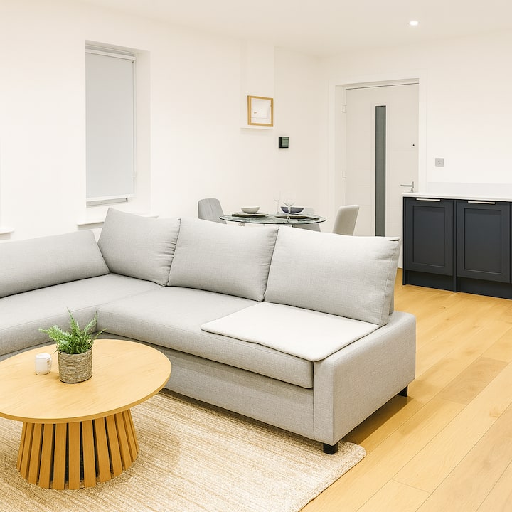 Highgrove Mews Stays | Free Parking | Sleeps 6 - Wokingham