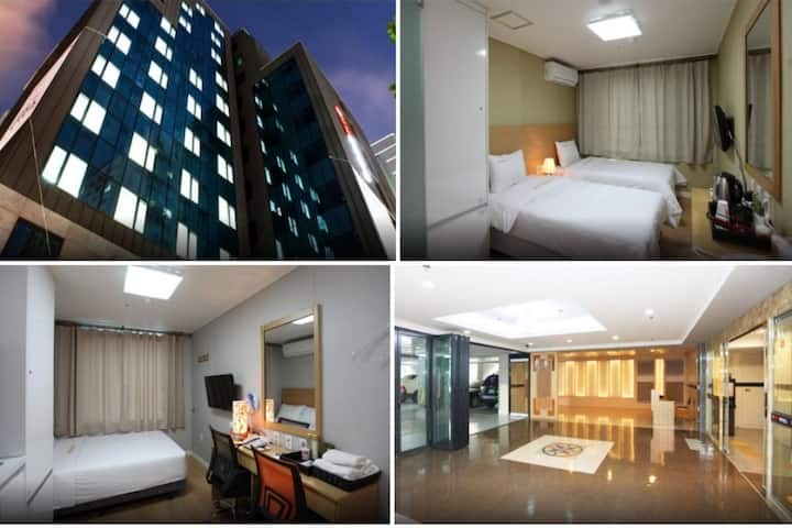 수인분당선 전철 수원시청역 1번 출구 도보5분거리(400m)
객실 내 취사 조리 세탁 - Suwon