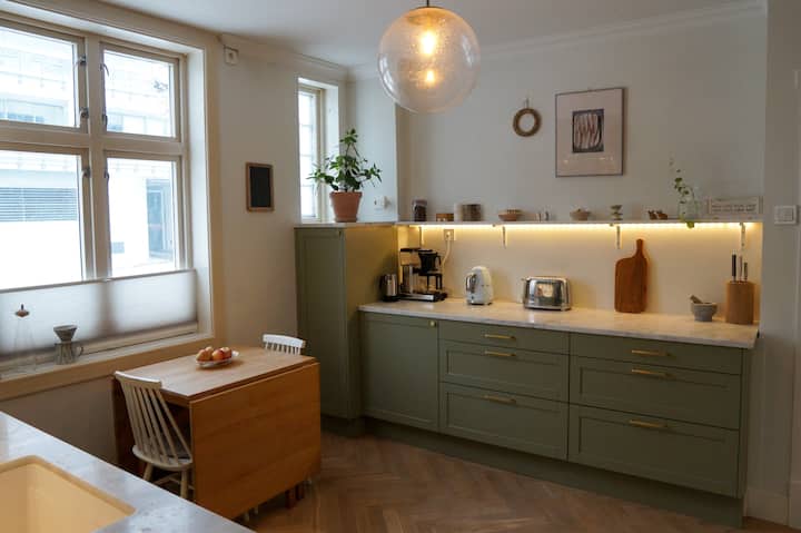 Sjarmerende Leilighet, Balkong Og Parkering! - Alesund