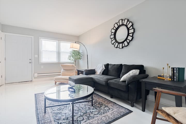 Newly Renovated, 2 Blocks From Beach Apartment - Virginia Beach, VA