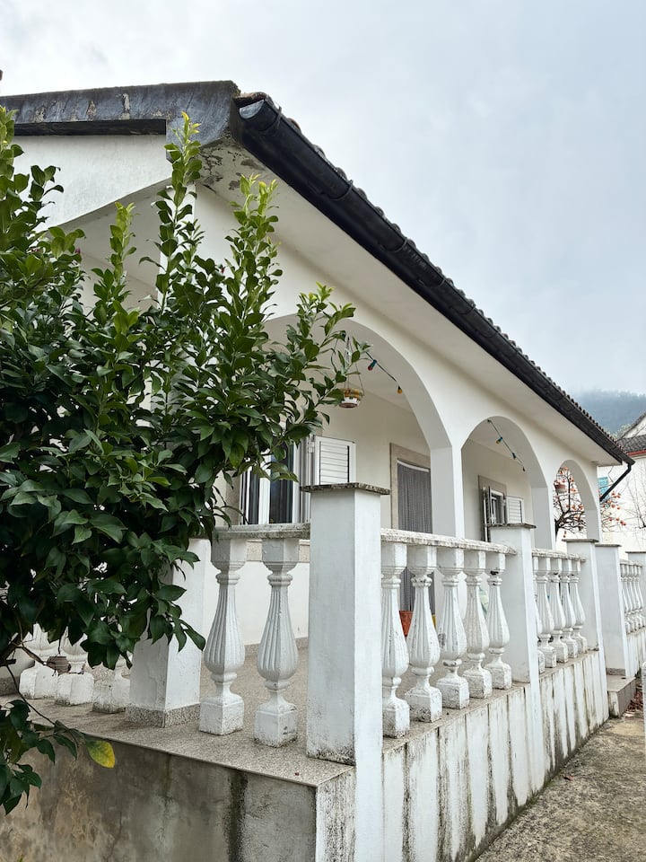 Maison De Famille Dans La Vallée Du Tua. - Caravelas