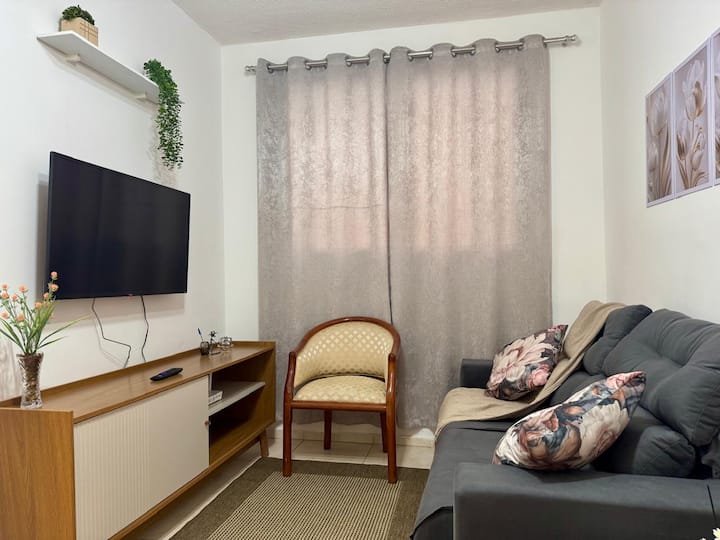 Apto  Aconchegante, Clean, 02 Quartos Com 01 Suíte - Cuiabá