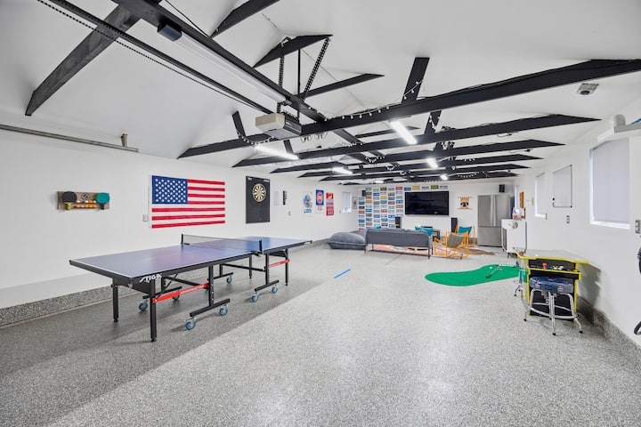 Spacious, Pet-friendly Home W/game Room —Sleeps 12 - Royal Oak, MI