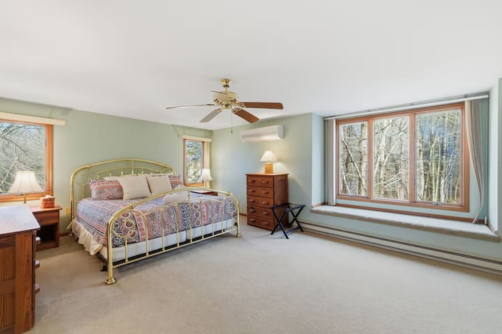Spacious Lakefront Retreat With Game Room - Gouldsboro Lake, PA