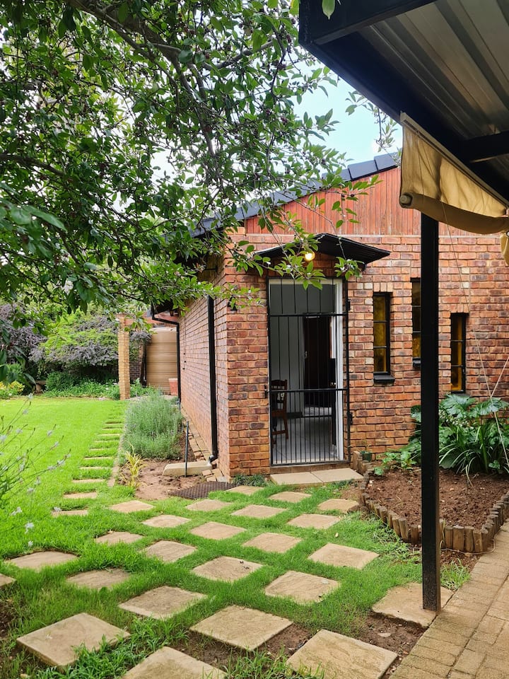 Bliss Cottage - Cozy Garden-facing Cottage. - Bloemfontein