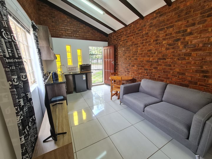 Cozy Garden-facing Cottage With Modern Interior. - Bloemfontein