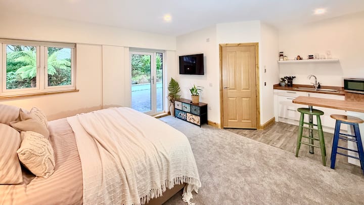 Tranquil Courtyard Studio With Kitchenette+garden - Isle of Man