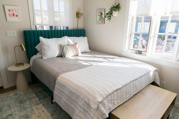 Park Street Gem – Cozy, Bright Retreat By The Sea - Pacific Grove, CA