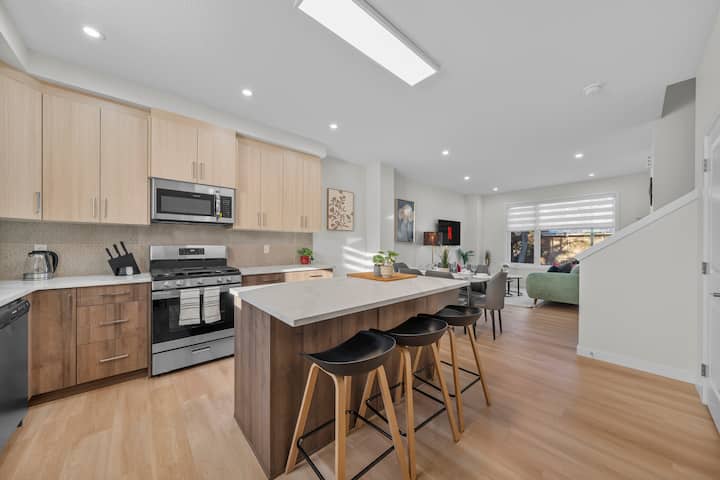 Stylish 3br Townhouse Near U Of A - Edmonton