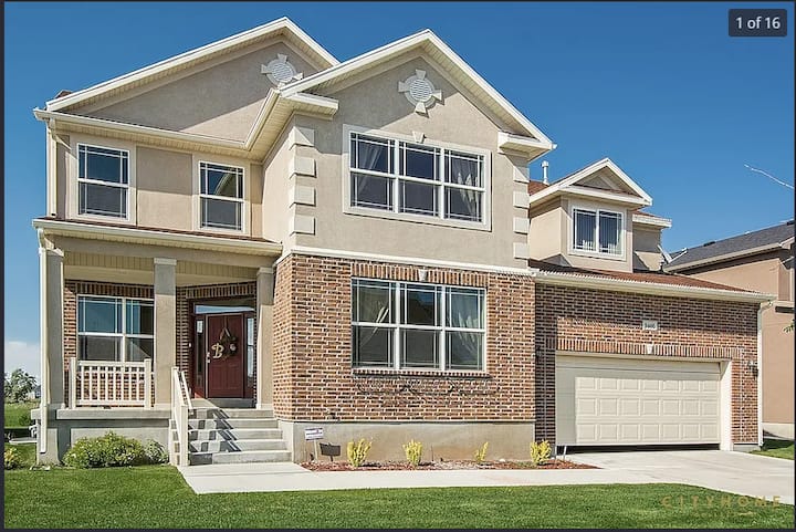Comfortable Home Host Lives Quietly In Basement - Layton, UT