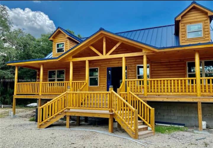 Blue Cabin In Clewiston, Fl - The Bahamas