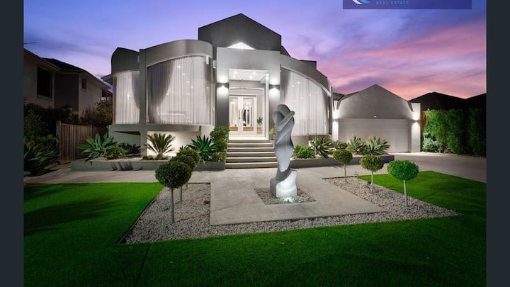 Lakeside Grandeur Residence - Point Cook