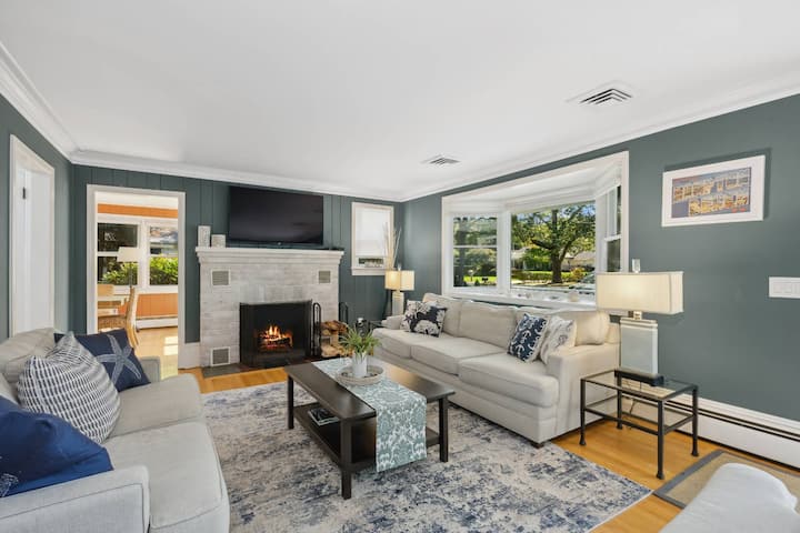 4br Hampton Bays Retreat • Indoor Fireplace, Grill - The Hamptons, NY