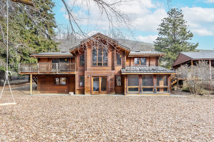 The Wild Craft Wilderness Retreat - Ellensburg, WA