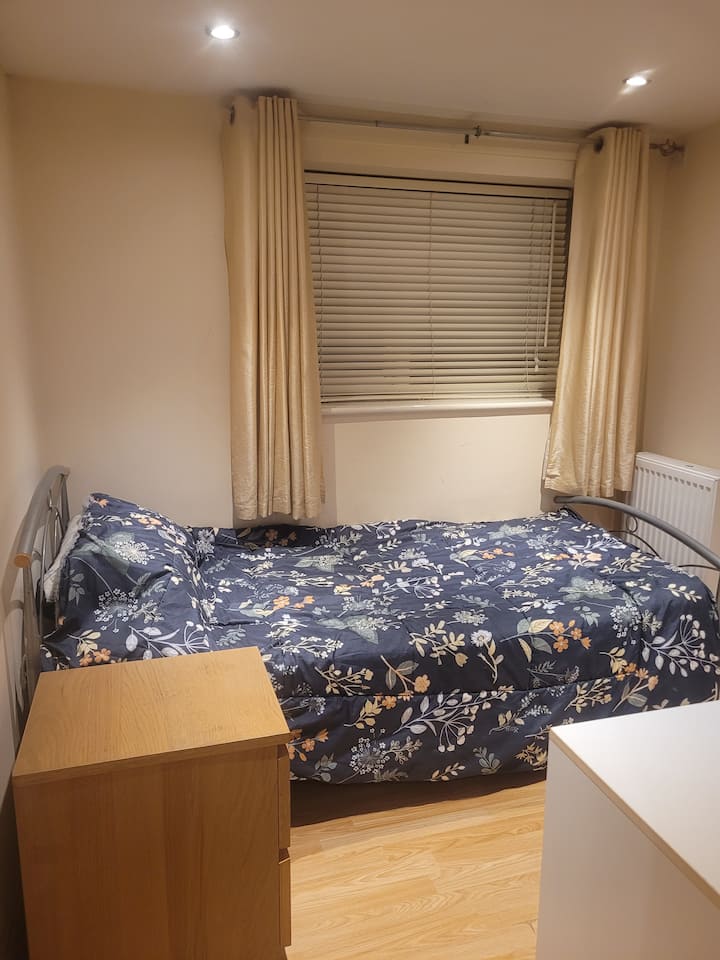 An En Suit Large Single Room In A Charming House - Swindon