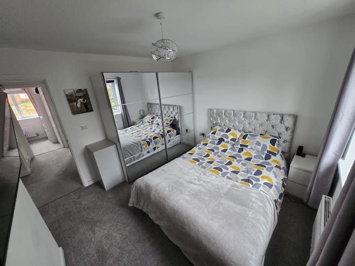 Modern Home • Trailer Parking • Hot Tub For Hire - East Midlands Airport (EMA)