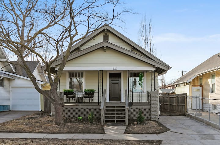 Charming Urban Bungalow W/ Cozy Front Porch - Lincoln, NE