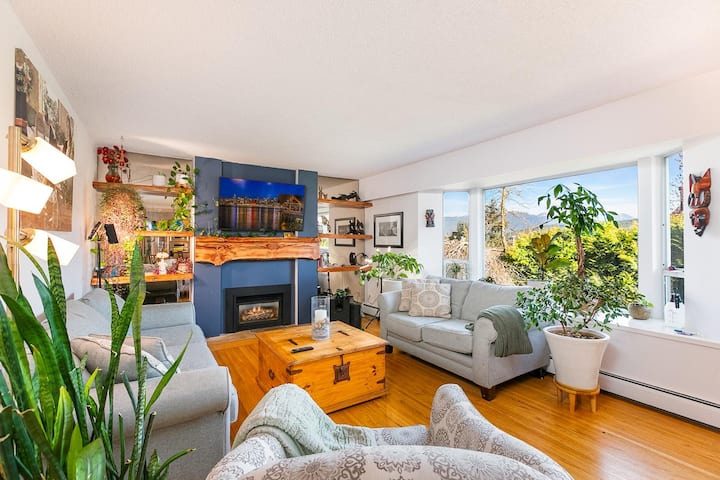 Private Upper Level - 3 Queen Beds - Hottub - Gym - Coquitlam