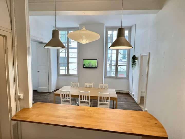 Wonderhost, Grands Espaces Et Volumes De Margot - Pau, Francia