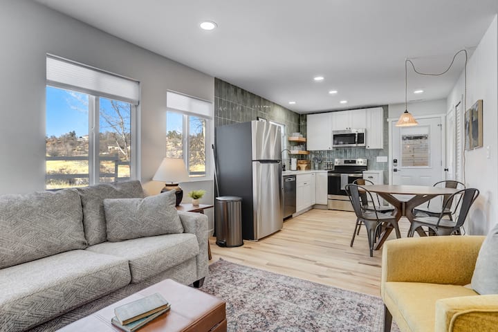 Secluded! King Bed, Hot Tub, Views, 2 Bath - Colorado Springs, CO