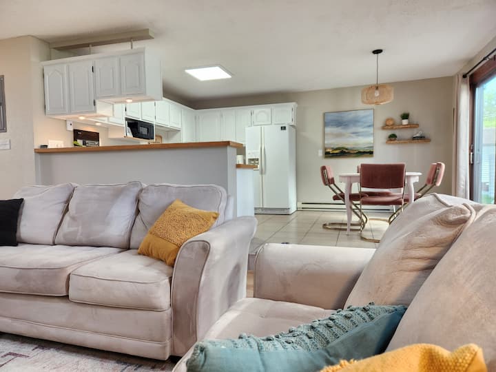 Retro Vibes Off River Road - 비즈마크